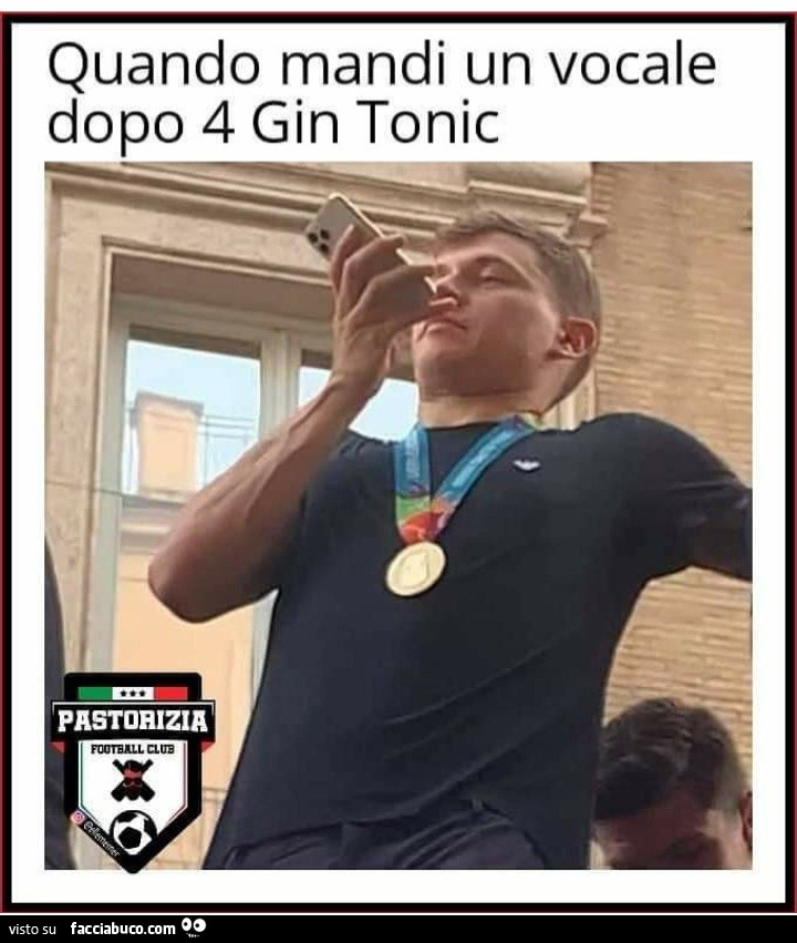 Primate con il pollice opponibile ??? Capito tengon l'uva ncorp ...