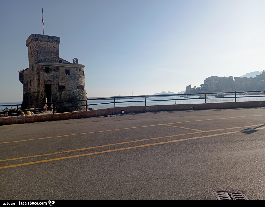Beh, anche scattata da un auto ferma in coda, è sempre bella Recco ...