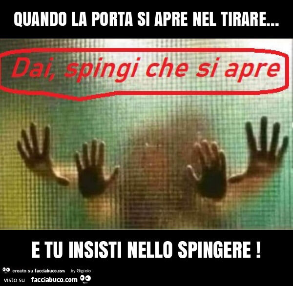 Quando la porta si apre nel tirare… e tu insisti nello spingere ...